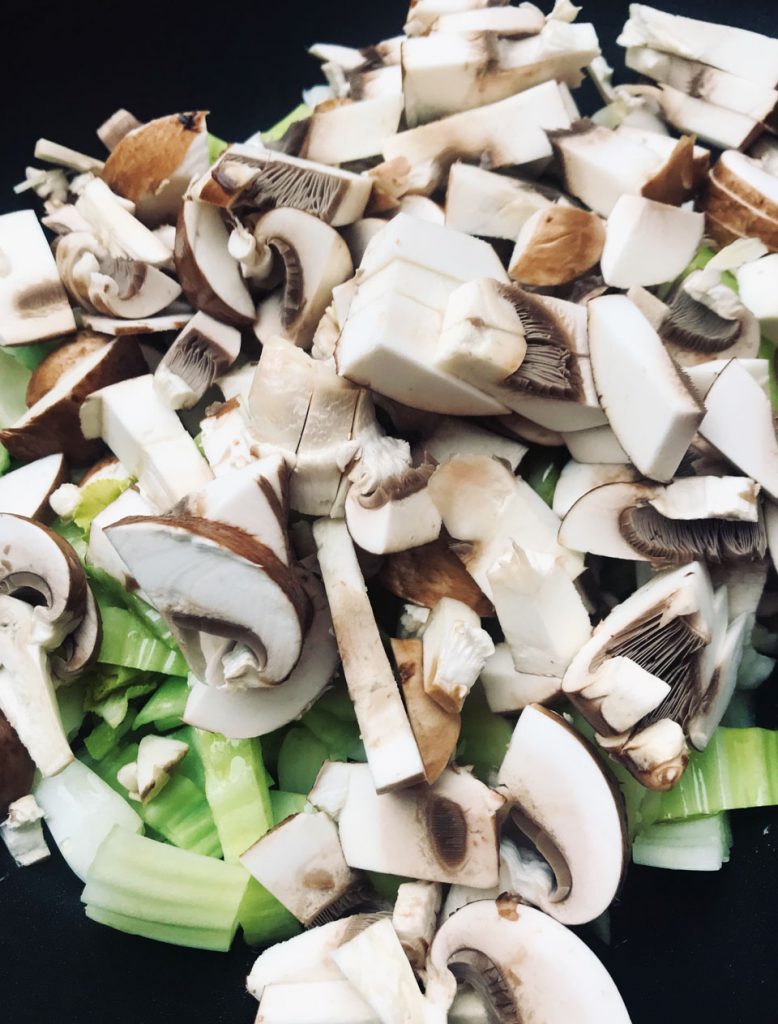 Schnelles Wok-Gemüse mit Pak Choi, Spitzkohl und großartigen Kräutern